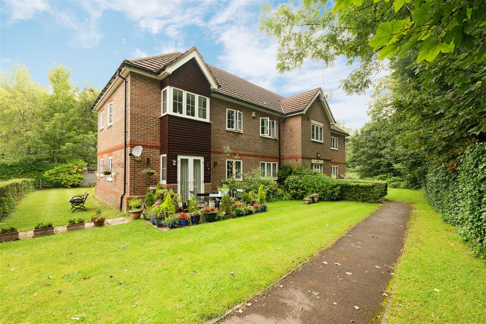 Corner Farm Close, Tadworth - Williams Harlow | Estate Agents Cheam ...